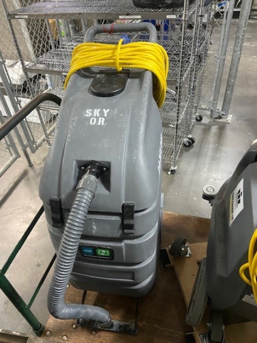 (1) Scrubber-Dryer mod. SC2000 Ecoflex (2) Wet/Vacuums Windsor mod ...