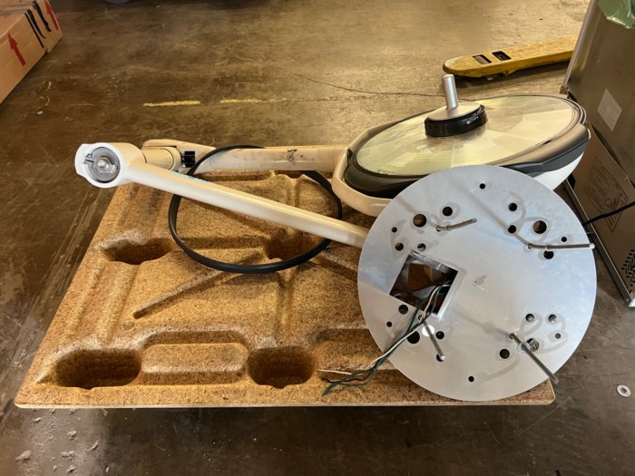 (2) Steris Surgical Light Amsco SQ240, deinstalled with wall switch for ...