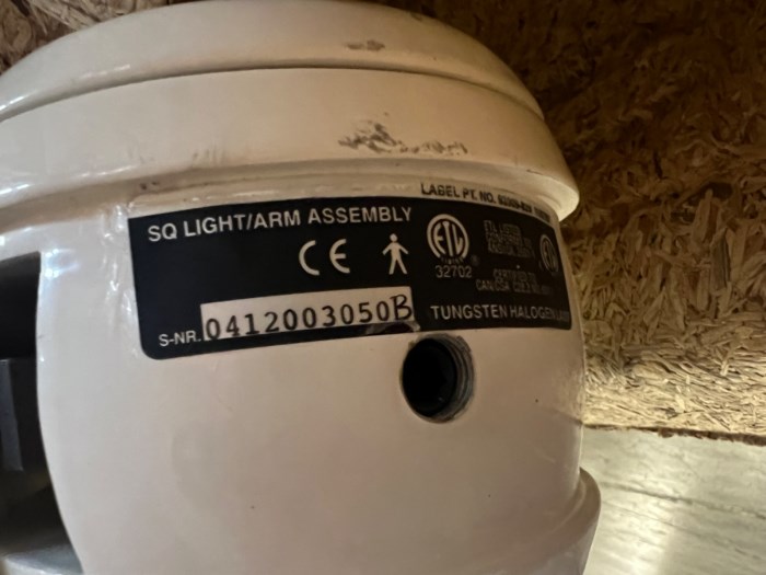 (2) Steris Surgical Light Amsco SQ240, deinstalled with wall switch for ...