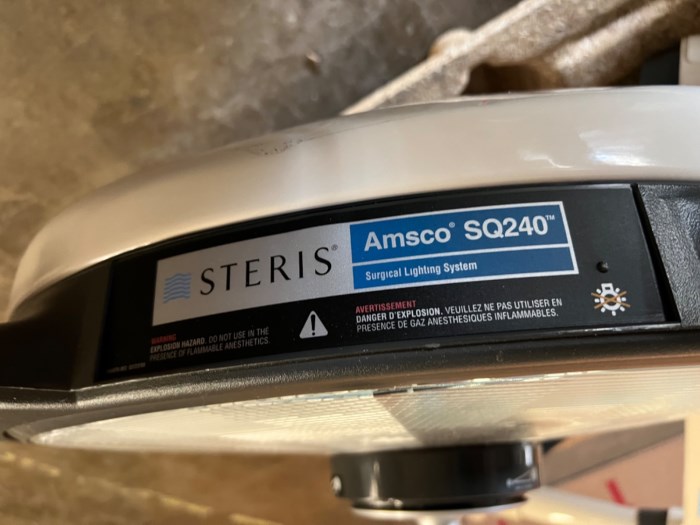 (2) Steris Surgical Light Amsco SQ240, deinstalled with wall switch for ...