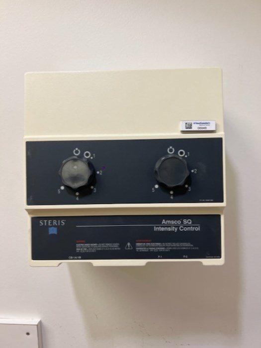 (2) Steris Surgical Light Amsco SQ240, deinstalled with wall switch for ...
