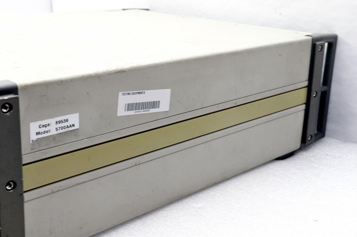 Fluke 5700A Multifunction Calibrator - POWER ON TESTED ONLY for sale