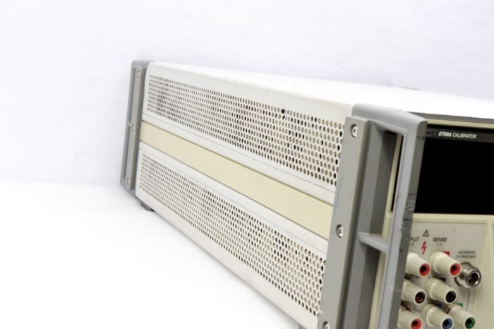 Fluke 5700A Multifunction Calibrator - POWER ON TESTED ONLY for sale