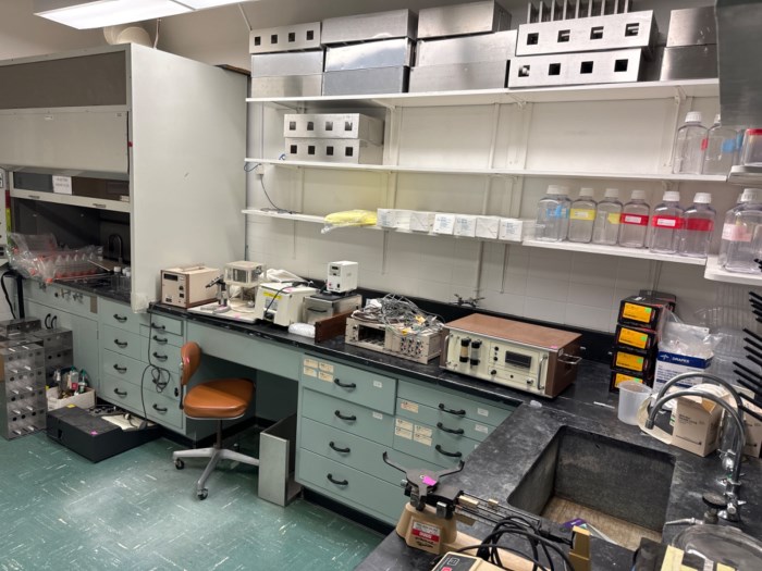 (UPDATED LIST) Large Lab Room at UT Southwestern, Room 226 for sale