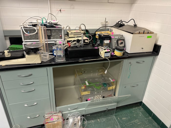 (UPDATED LIST) Large Lab Room at UT Southwestern, Room 226 for sale