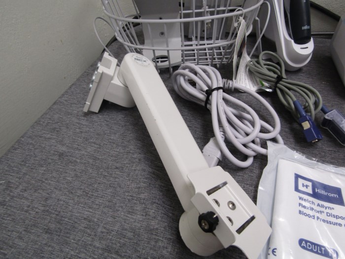Lot of 2 Welch Allyn Vital Signs Monitor 6000 Series W/ GCX Wall Mount ...