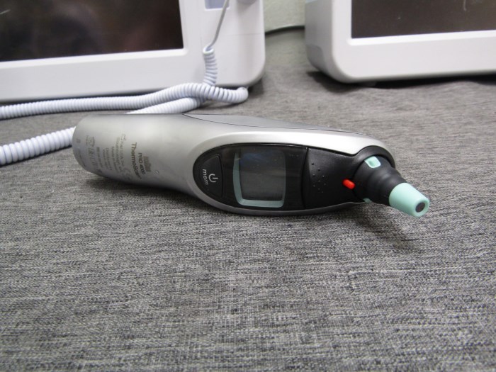 Lot of 2 Welch Allyn Vital Signs Monitor 6000 Series W/ GCX Wall Mount ...